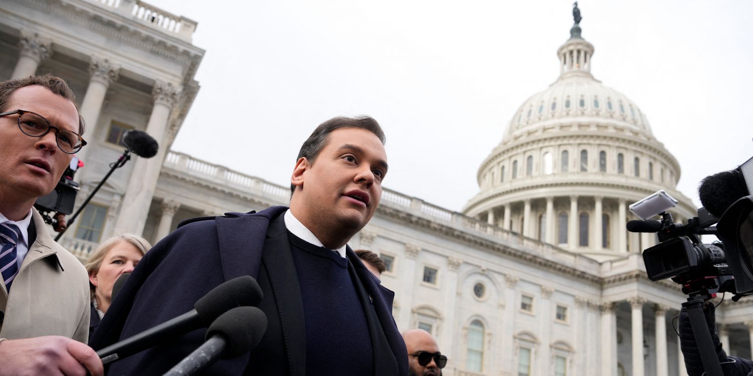 L'élu républicain George Santos, serial menteur, destitué de son poste ...