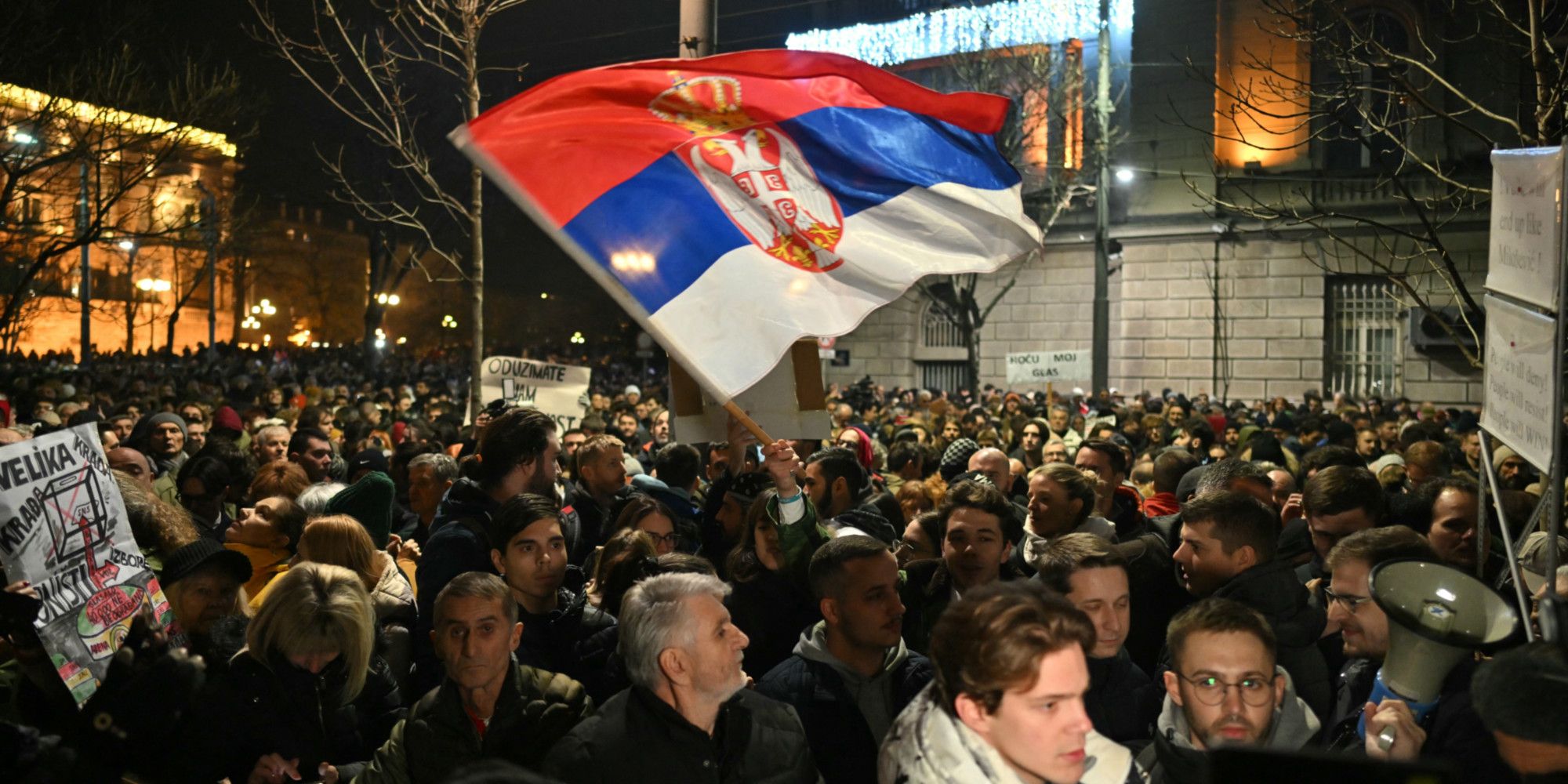 Élections en Serbie : des «achats de voix» observés, l'opposition manifeste à Belgrade