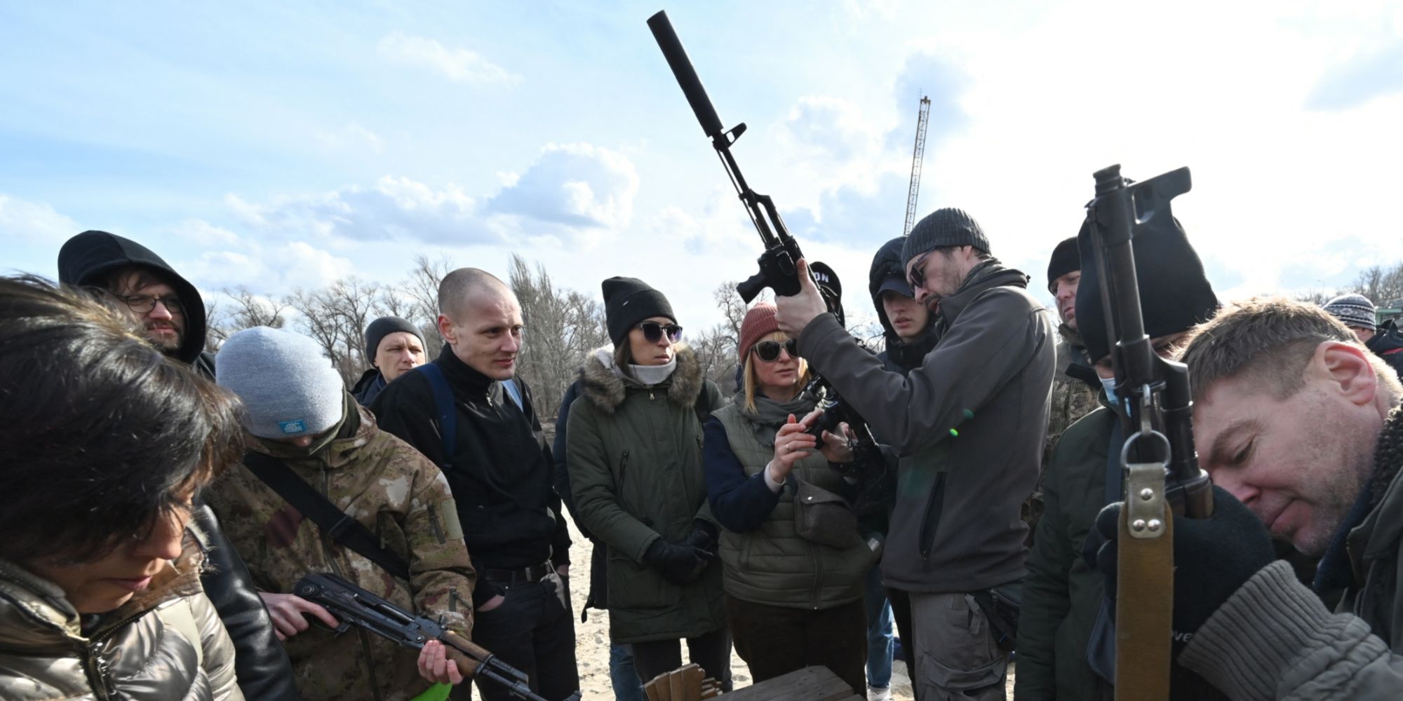 «Ils sont tous là volontairement» : ces Ukrainiens qui s'entraînent à tirer pour défendre leur pays