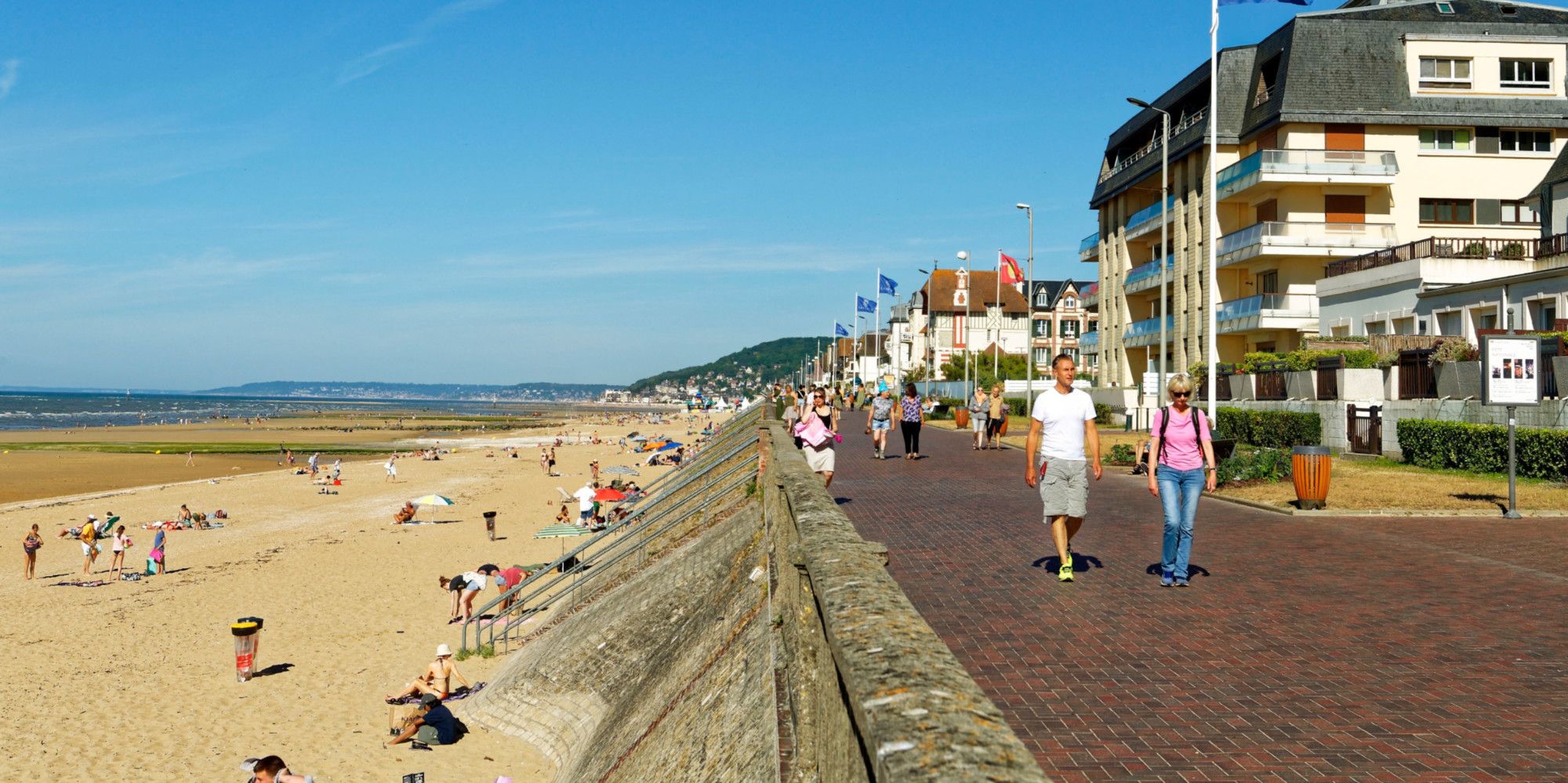 Plage, châteaux de sable, manège... Les touristes profitent du pont et ...