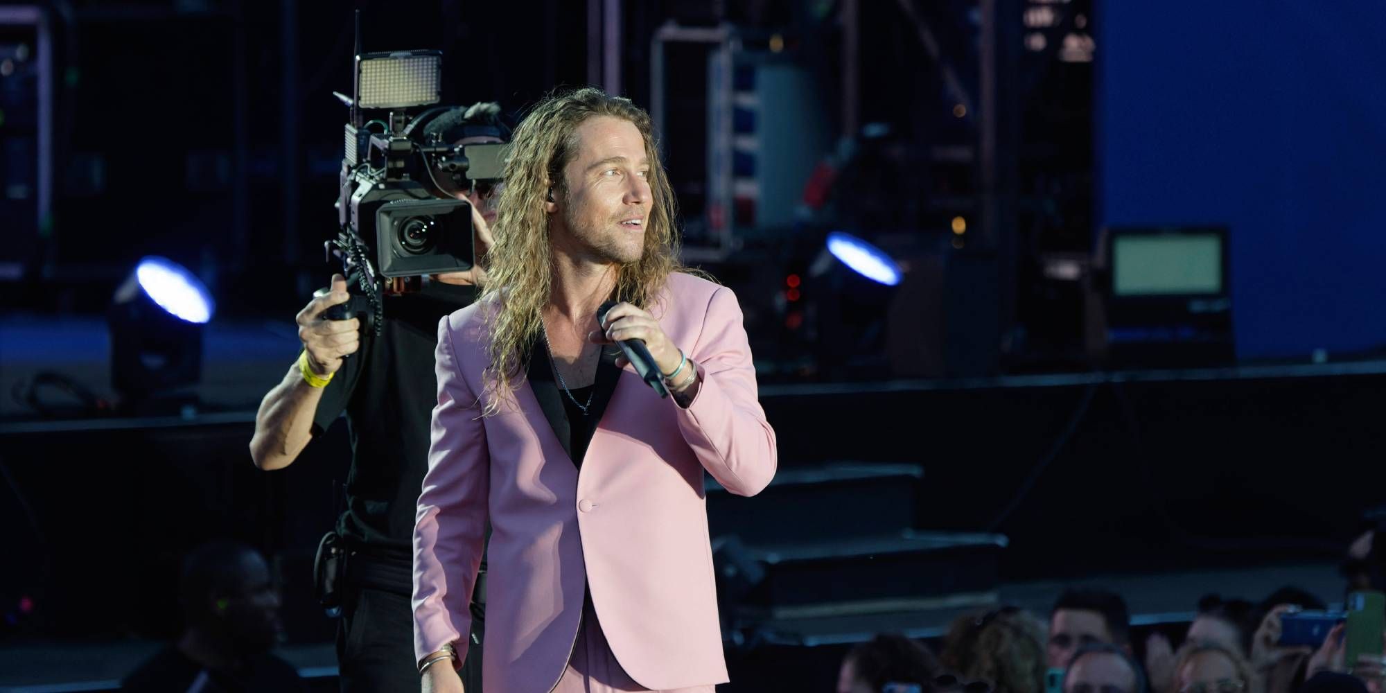 Julien Doré raconte les dessous de son duo avec Sharon Stone : «Ça l ...