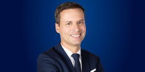 Europe midi : Alain Delon, otages israéliens et procédure de destitution