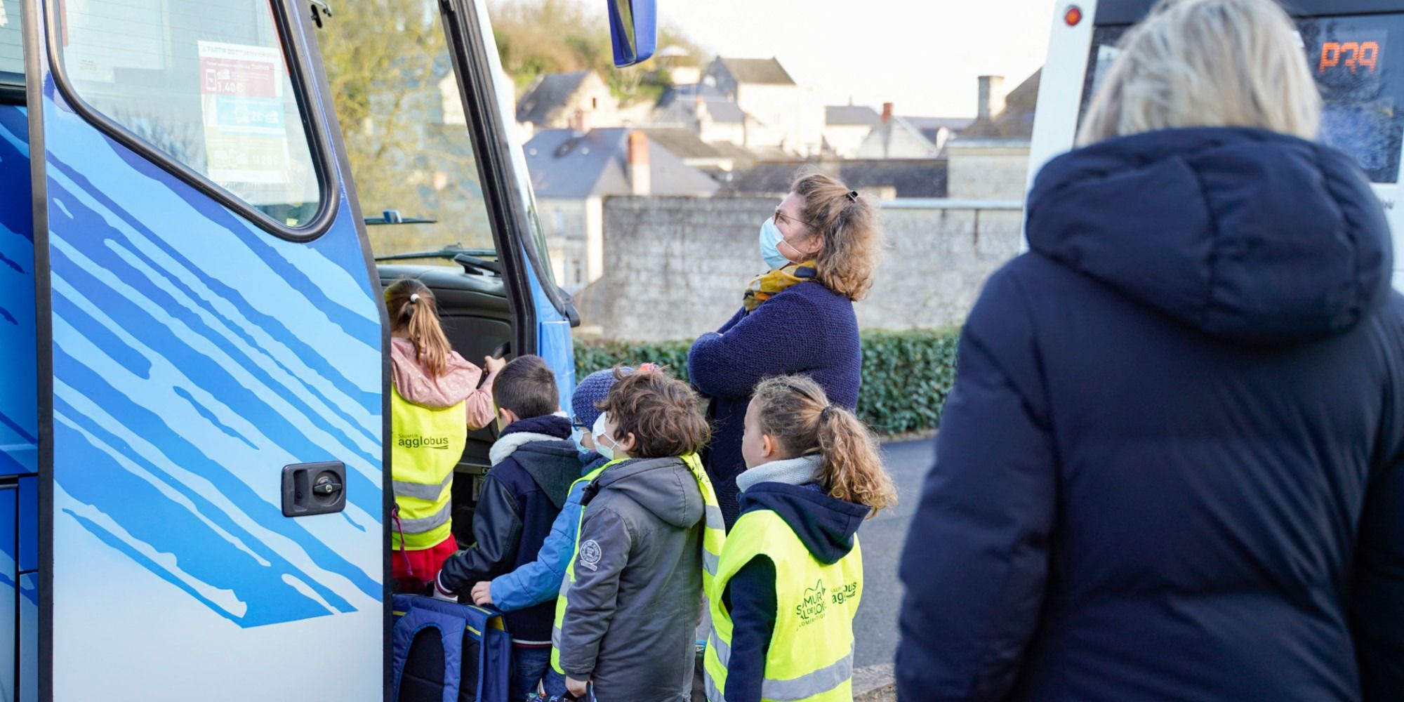 Emmanuel Macron veut raccourcir le temps des vacances scolaires, les parents d'élèves réagissent
