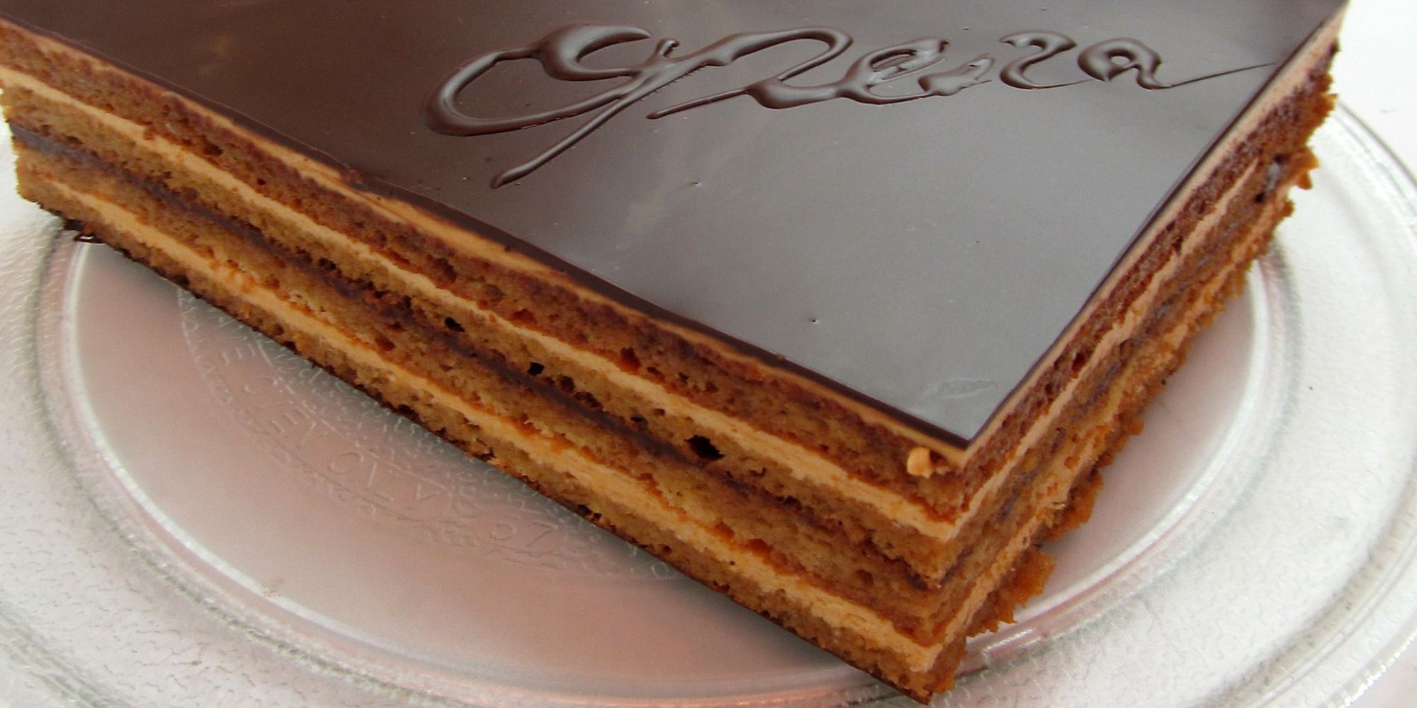 Pourquoi le gâteau opéra s'appelle-t-il opéra ? Découvrez son histoire ...