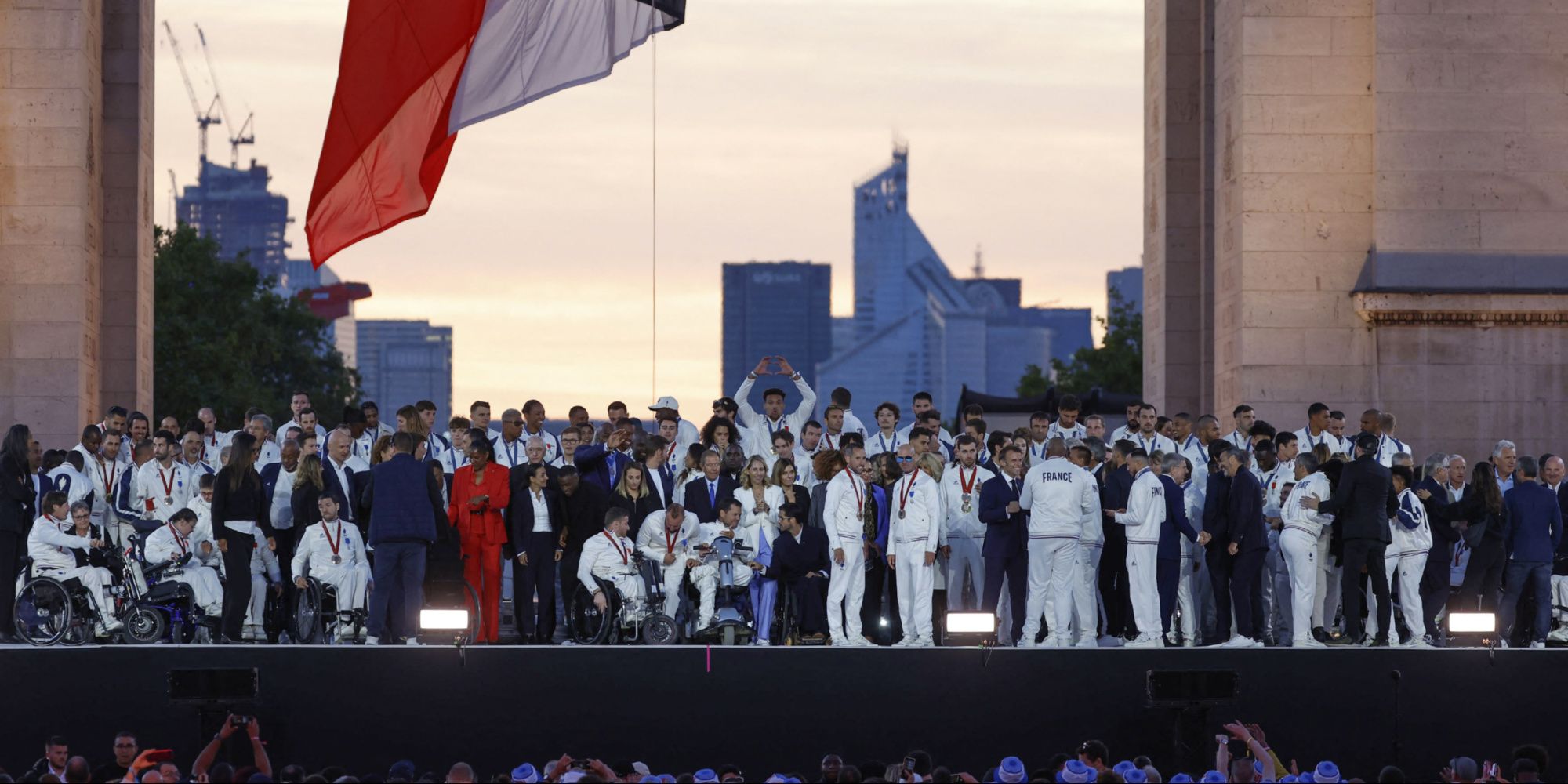 Jeux de Paris 2024 : revivez la parade des athlètes sur les Champs-Élysées