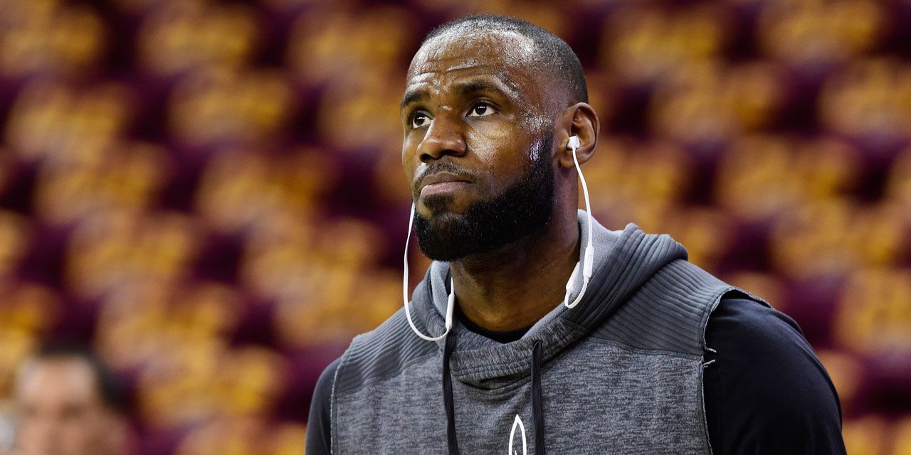 NBA : des inscriptions racistes sur la maison de LeBron James