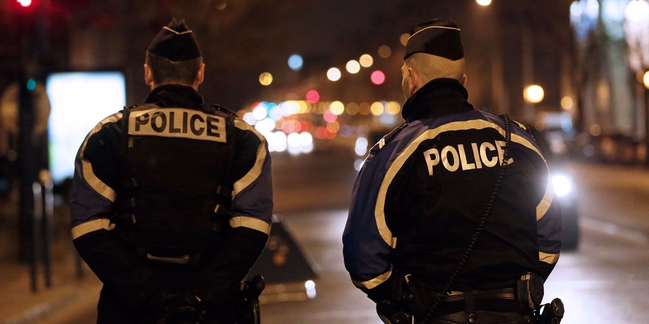 Un drapeau de Daech accroché dans le salon découvert lors d'une ...