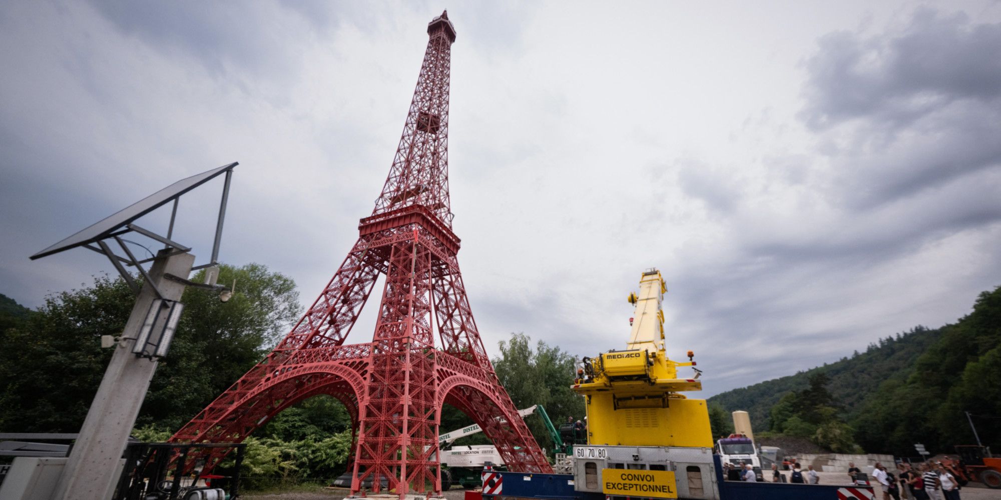 La tour Eiffel s’invite en Alsace : une réplique miniature de 30 mètres ...